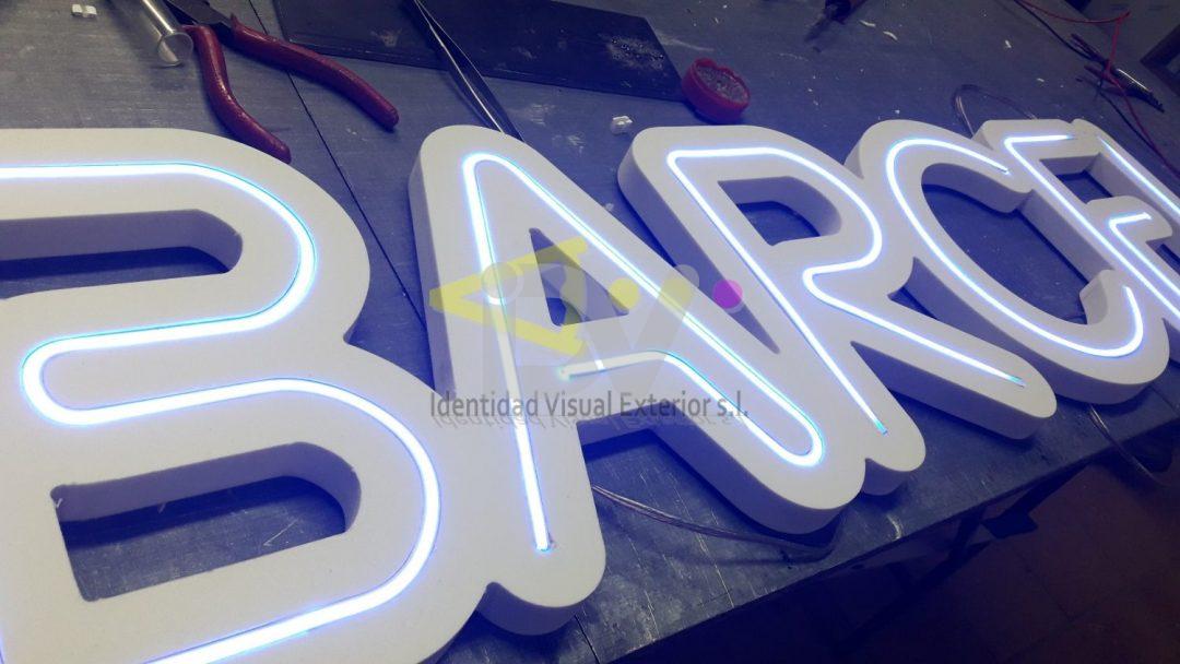Letras corpóreas con luz led efecto neón - Id Visual