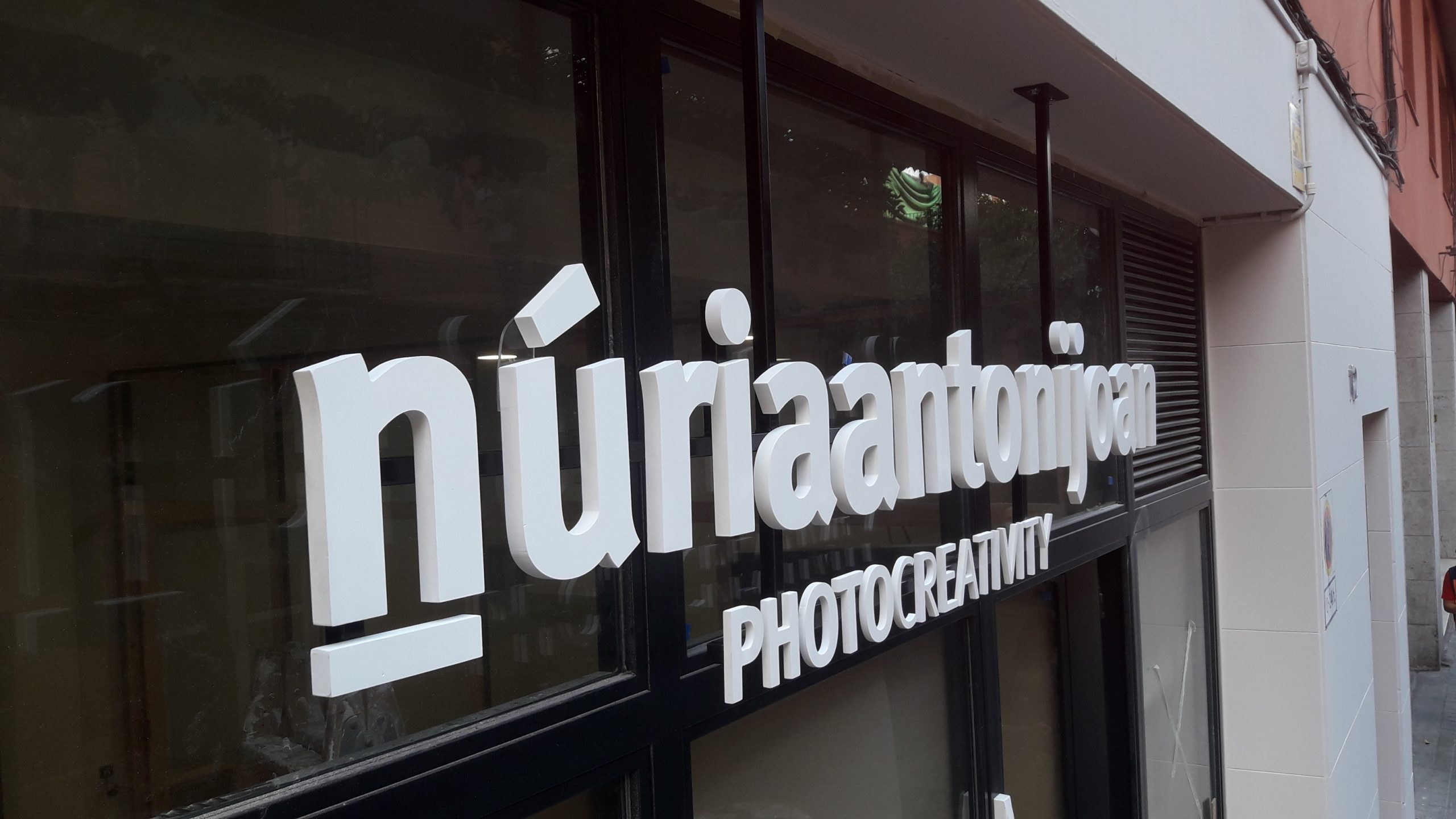 rótulo iluminado letras corpóreas